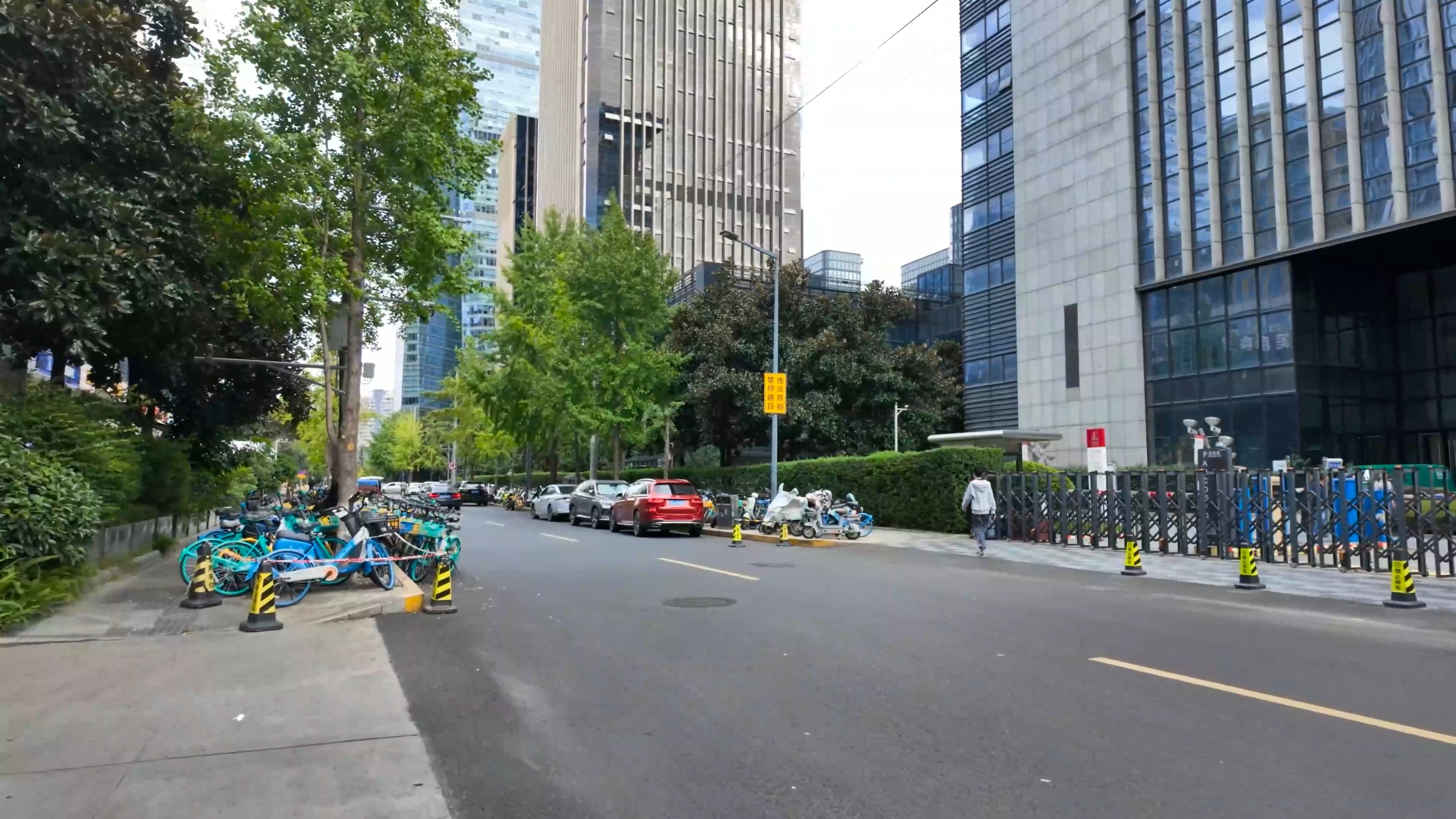 Calles limpias, bicicletas compartidas y rascacielos en Chengdu