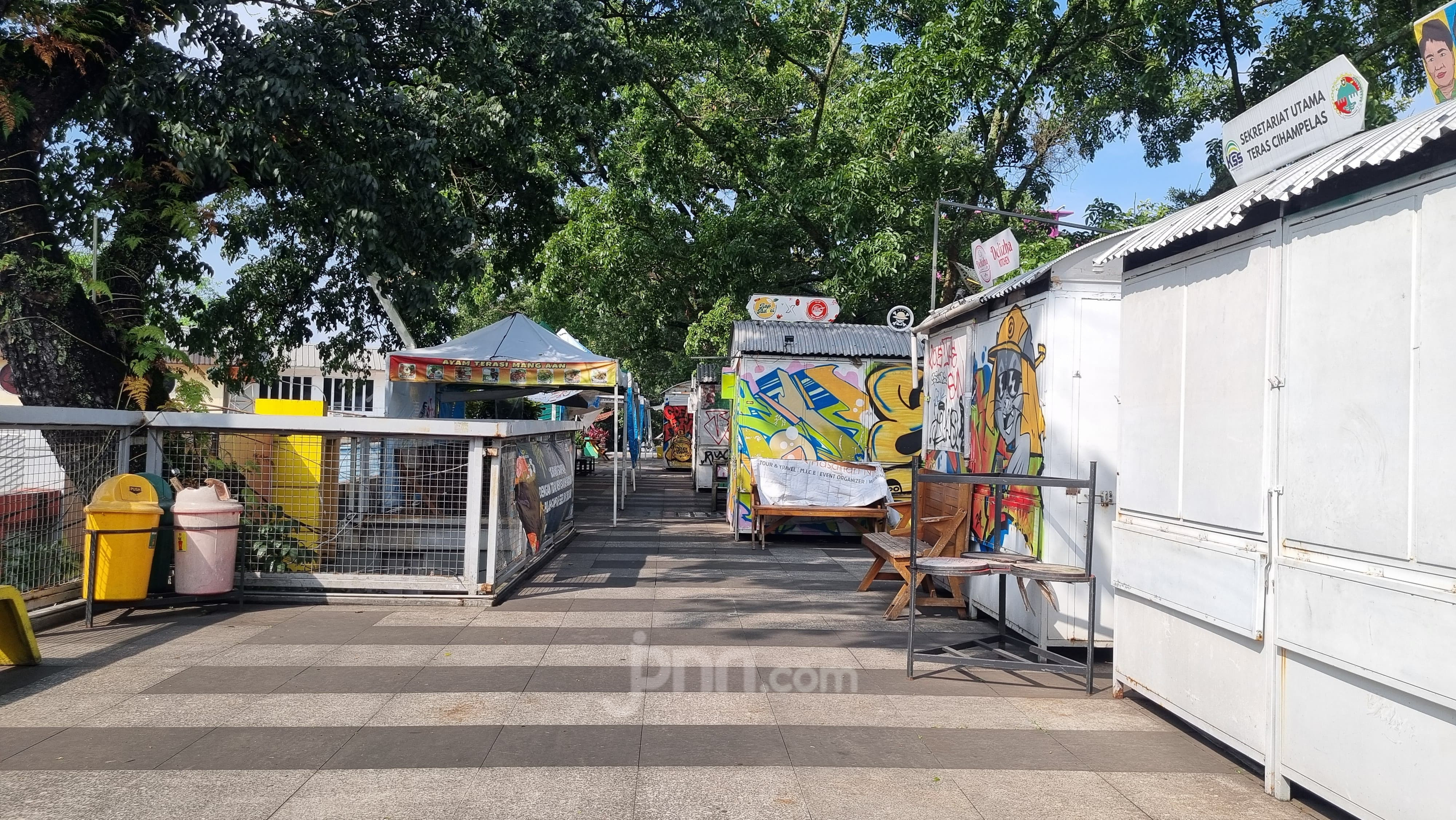 Heboh muda mudi berbuat asusila di teras Cihampelas