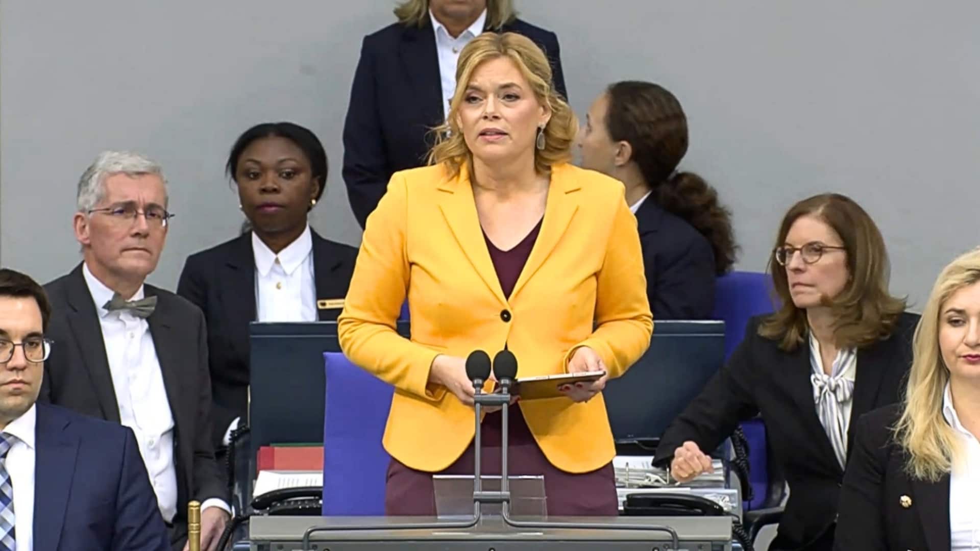 Tief bewegt eröffnet Klöckner den Bundestag – immer wieder bricht ihr ...