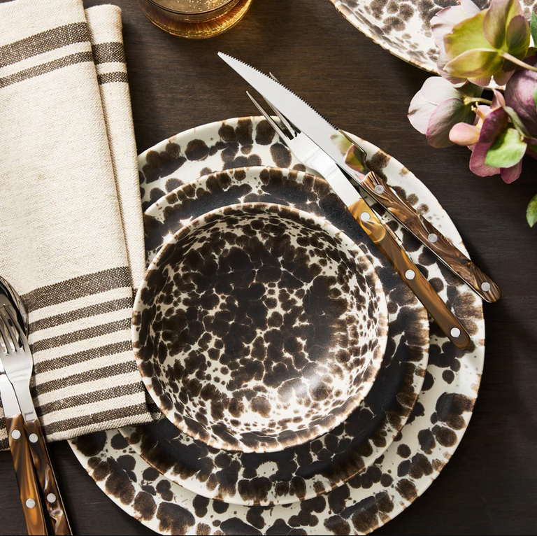 The top 3 vintage dishware patterns designers are obsessed with right now