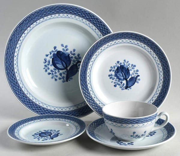 The top 3 vintage dishware patterns designers are obsessed with right now
