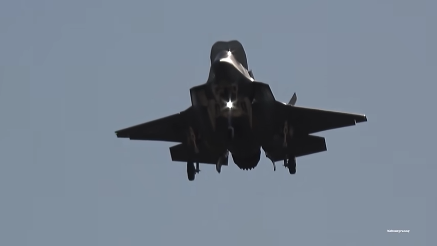 How these fighter jets landed without using a runway