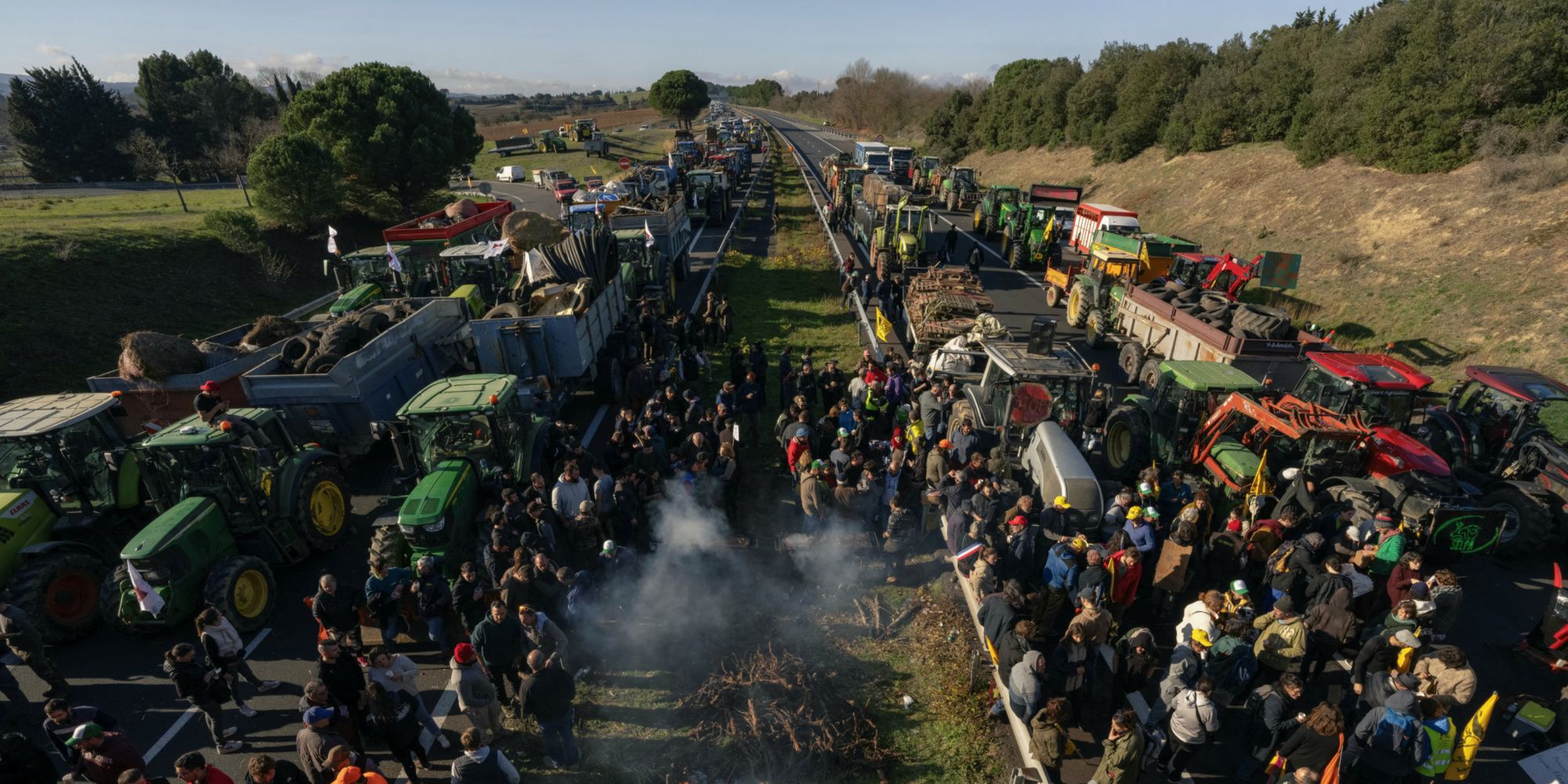 EN DIRECT - Colère agricole : l'autoroute A61 bloquée dans les deux sens, Annie Genevard appelle ...