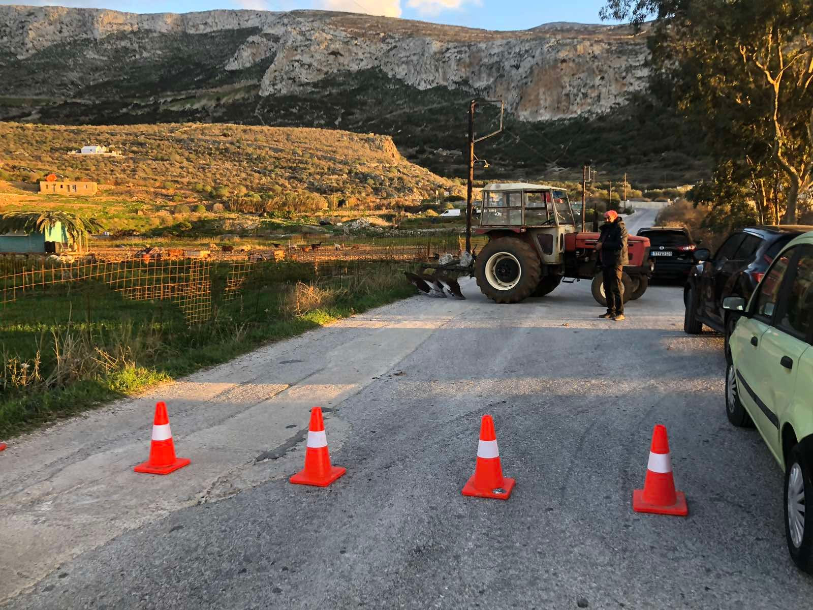 Αμοργός: Αγρότης έστησε μπλόκο μόνος του - Έκλεισε δρόμο με το τρακτέρ του