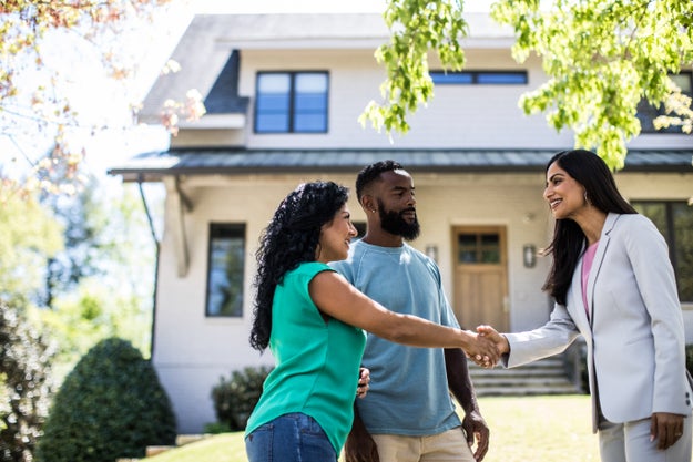 Realtors are sharing the subtle red flags they look for when seeing a ...