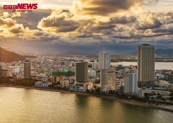 Hoàng hôn tuyệt đẹp trên vịnh biển hình cánh cung tại Quy Nhơn sau bão lũ