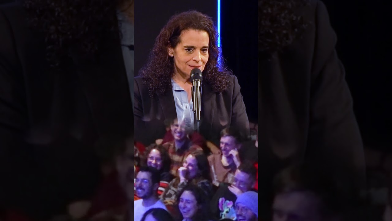 Stand-up comedian questions lesbian relationship during hilarious crowd ...