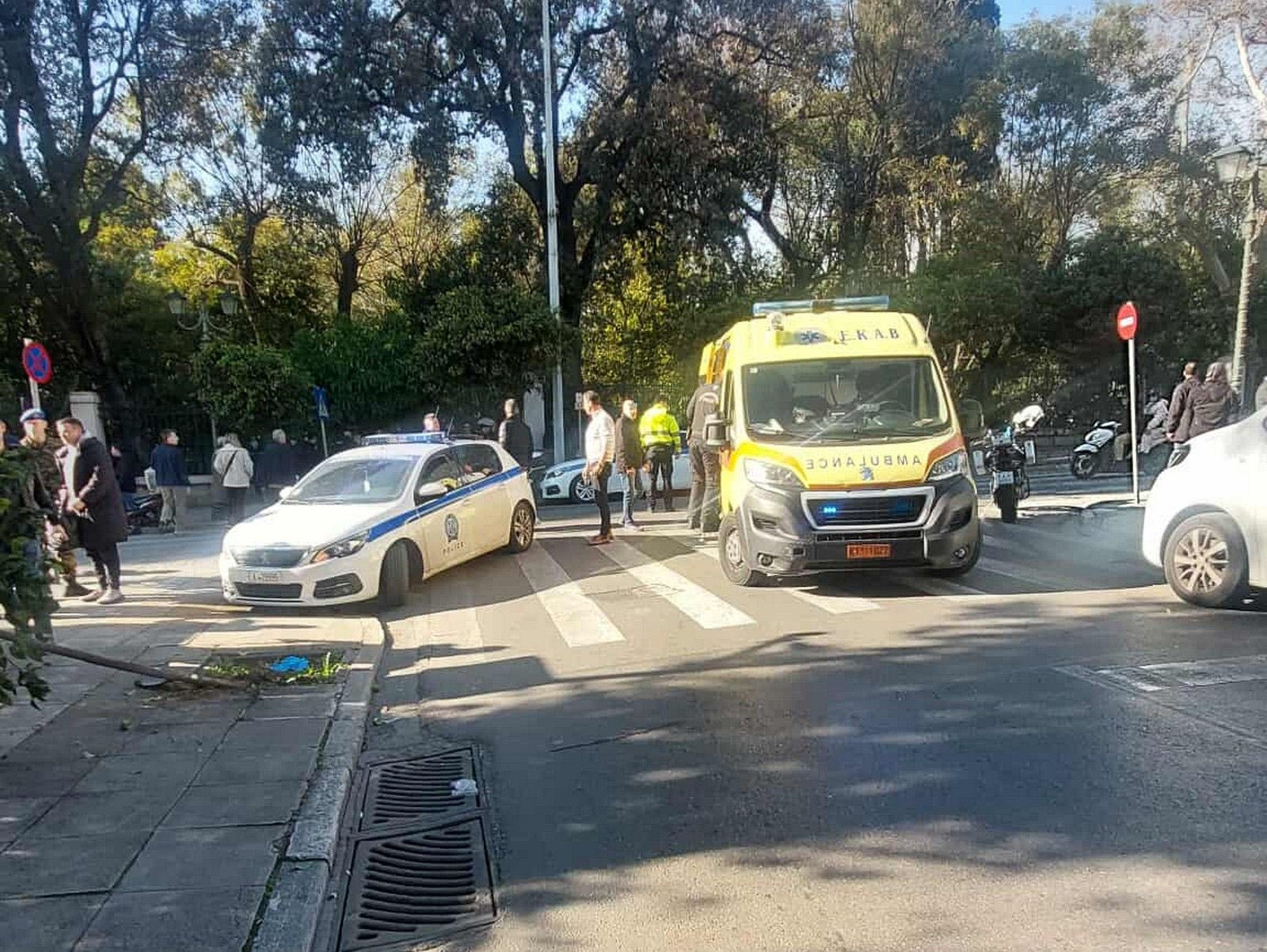 Τροχαίο έξω από το Μαξίμου - Οδηγός παρέσυρε ηλικιωμένο και έπεσε σε δέντρο