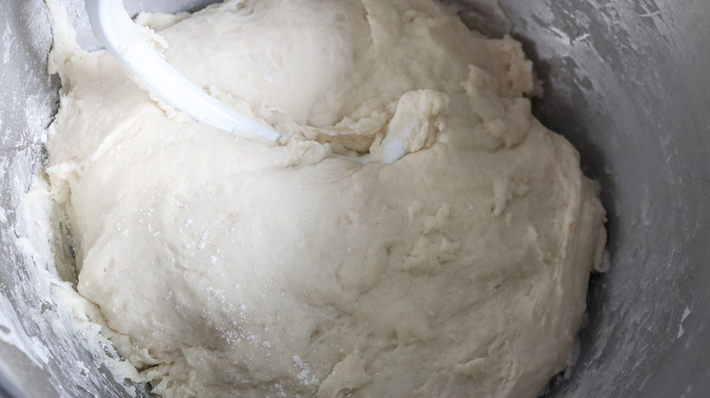 Slow cooker-friendly garlic dinner rolls recipe