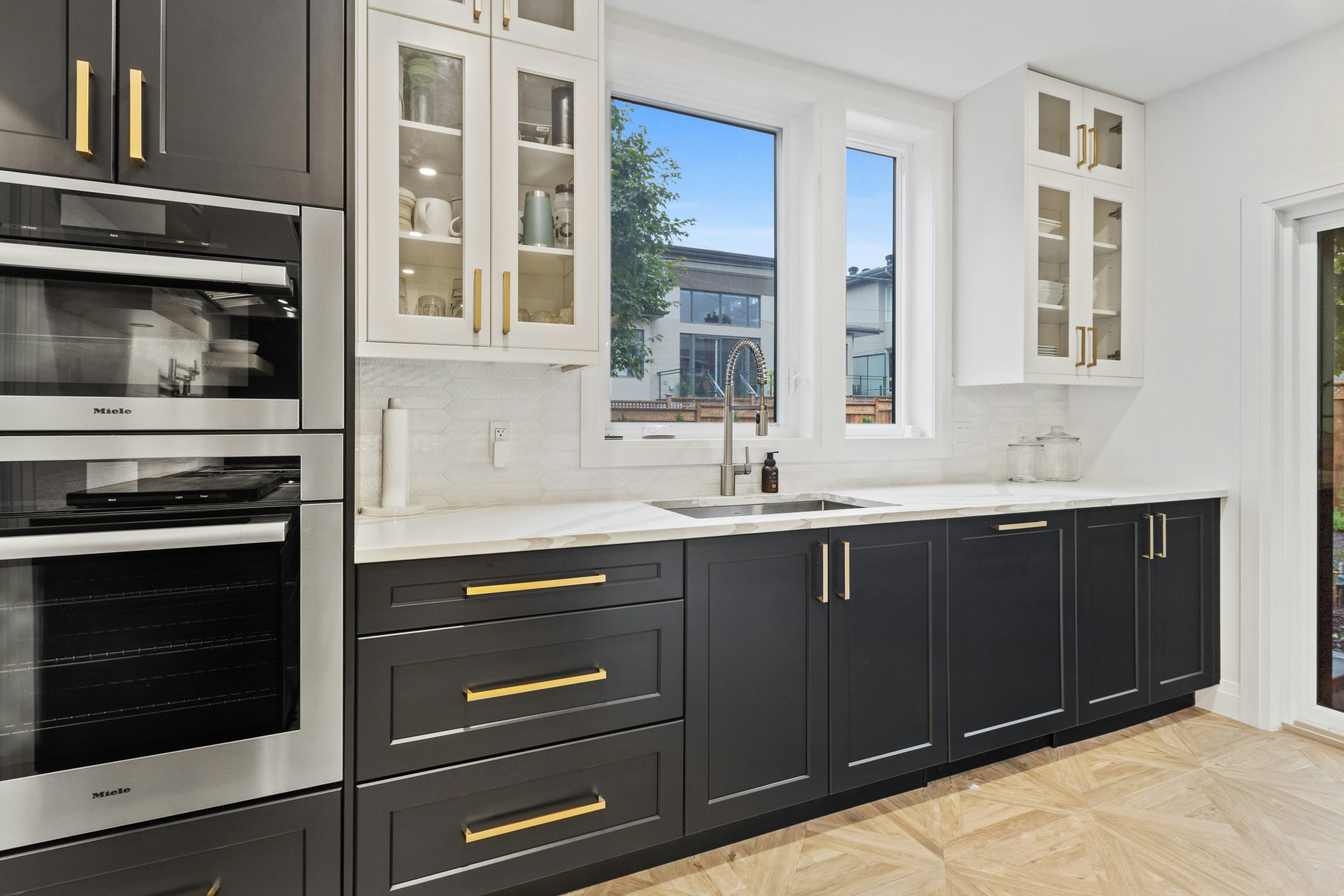 Kitchen cabinet organization layouts for small spaces