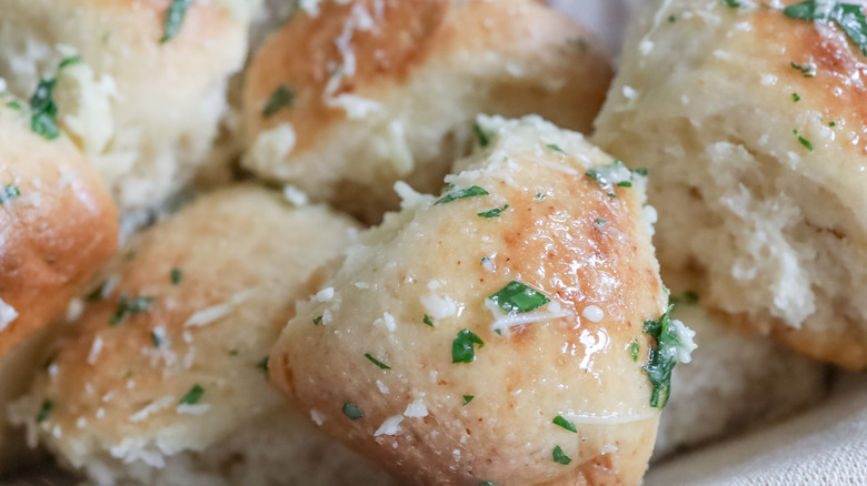 Slow cooker-friendly garlic dinner rolls recipe