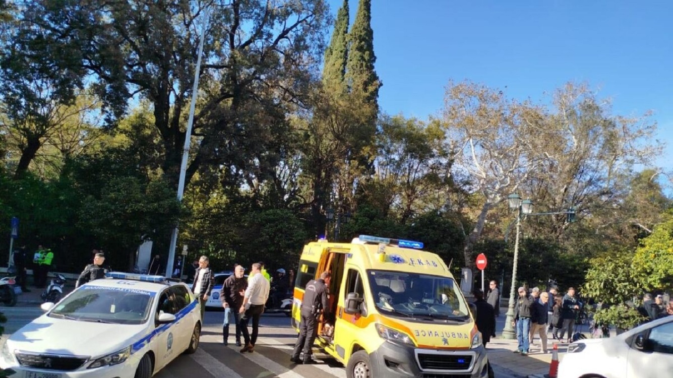 Τροχαίο έξω από το Μέγαρο Μαξίμου: ΙΧ παρέσυρε ηλικιωμένο πεζό – Στο ...