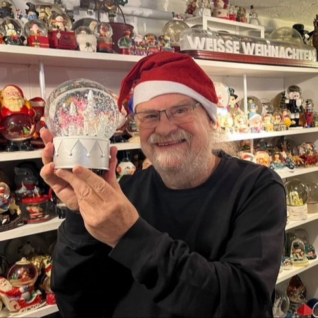 Mann erweitert Weltrekord für größte Schneekugel-Sammlung