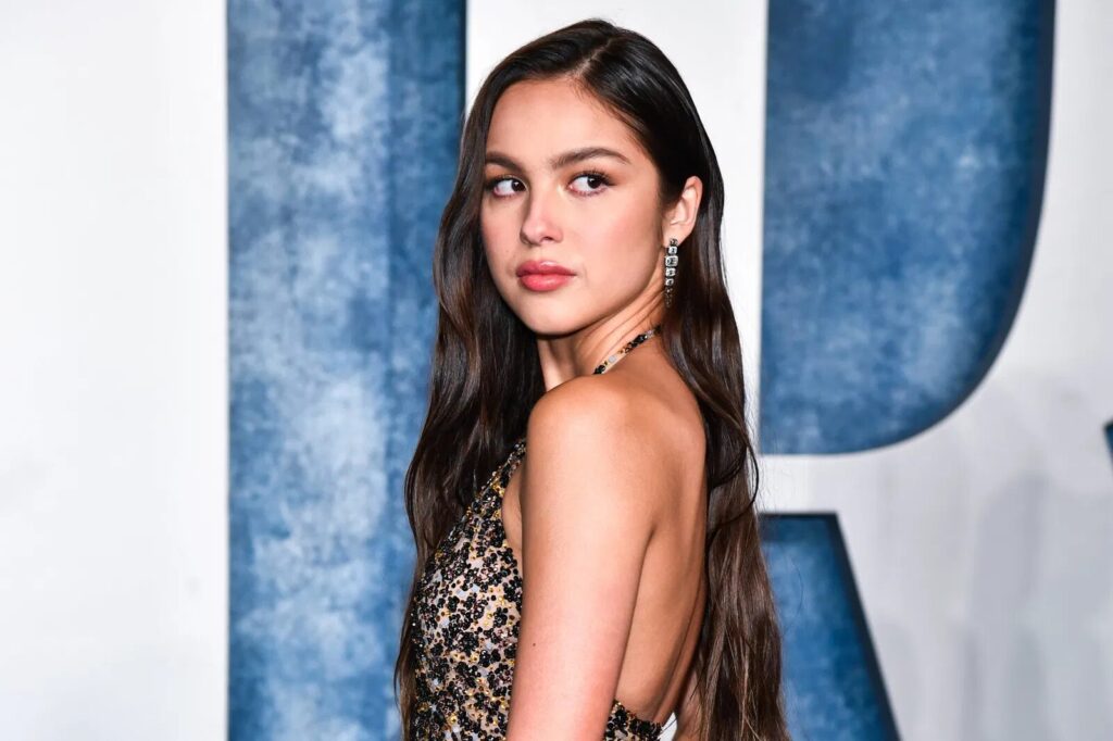 Olivia Rodrigo unveils first-ever feature live in Barcelona with Robert ...