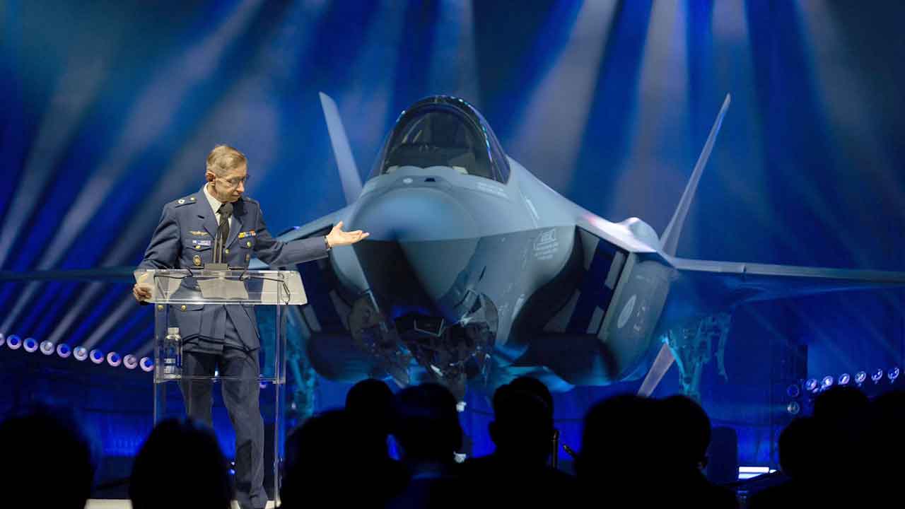 Finnische Luftwaffe präsentiert die F-35A JF-501 in Fort Worth