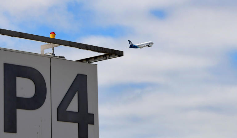 Alaska man charged after trying to open plane door mid-air, feds say