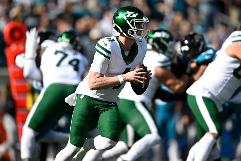 Jets' undrafted rookie Brady Cook will start again at quarterback ...