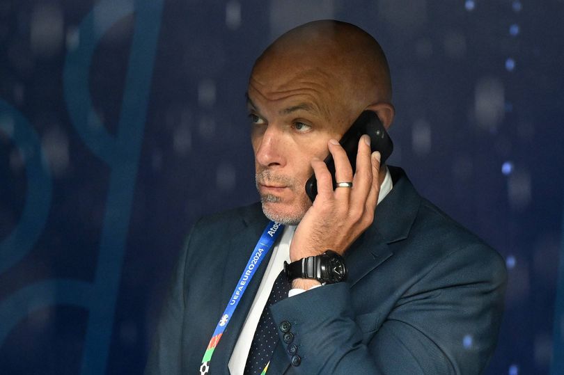 Howard Webb makes his feelings clear on VAR decision that left ...