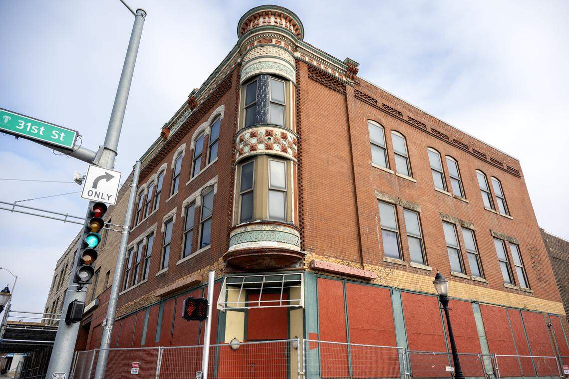 Say goodbye. KC's oldest building on Main Street is weeks from being no ...
