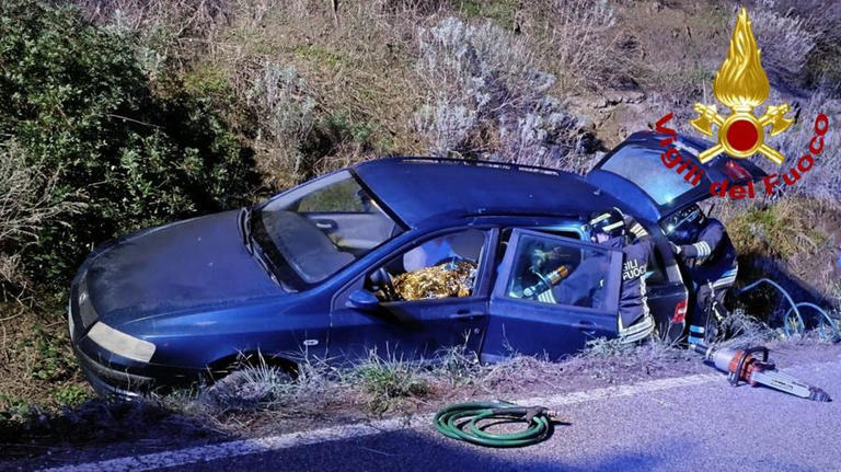 Castelsardo, finisce con l’auto in cunetta e resta incastrato tra le ...