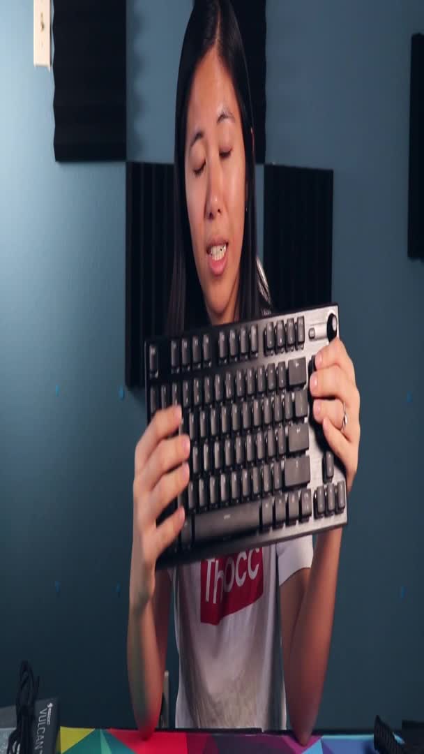 Roccat Vulcan TKL Pro vs Yunzii KC84: Hot-swappable gaming keyboards ...