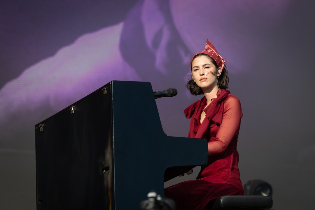 Gracie Abrams slams Donald Trump's 'poisonous & vile narcissism' after ...