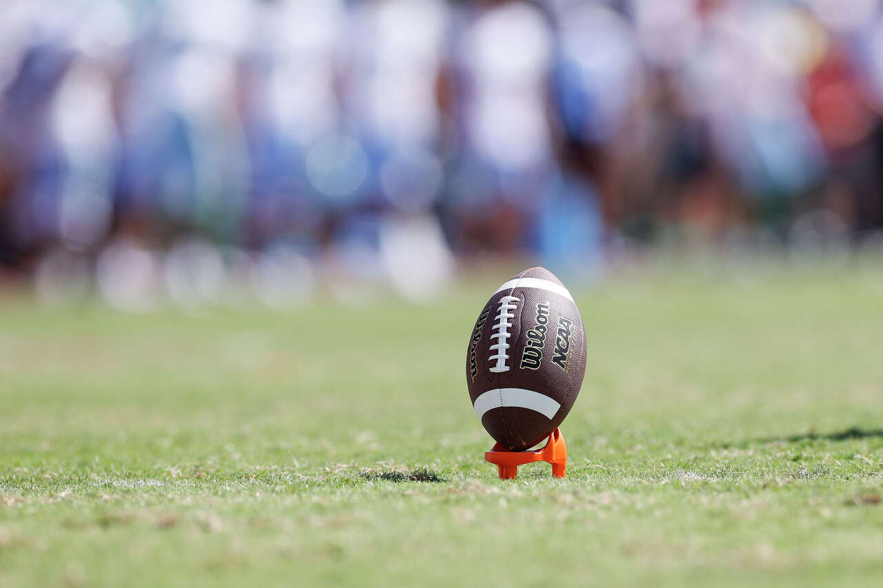 Which college football games are on TV today? Bowl game time, schedule ...