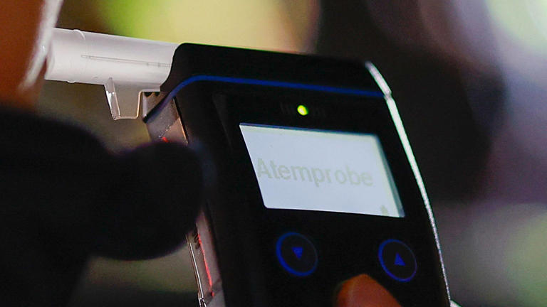 Vor Dresdner Polizeirevier: 18-Jähriger beim Abholen eines Freundes ...