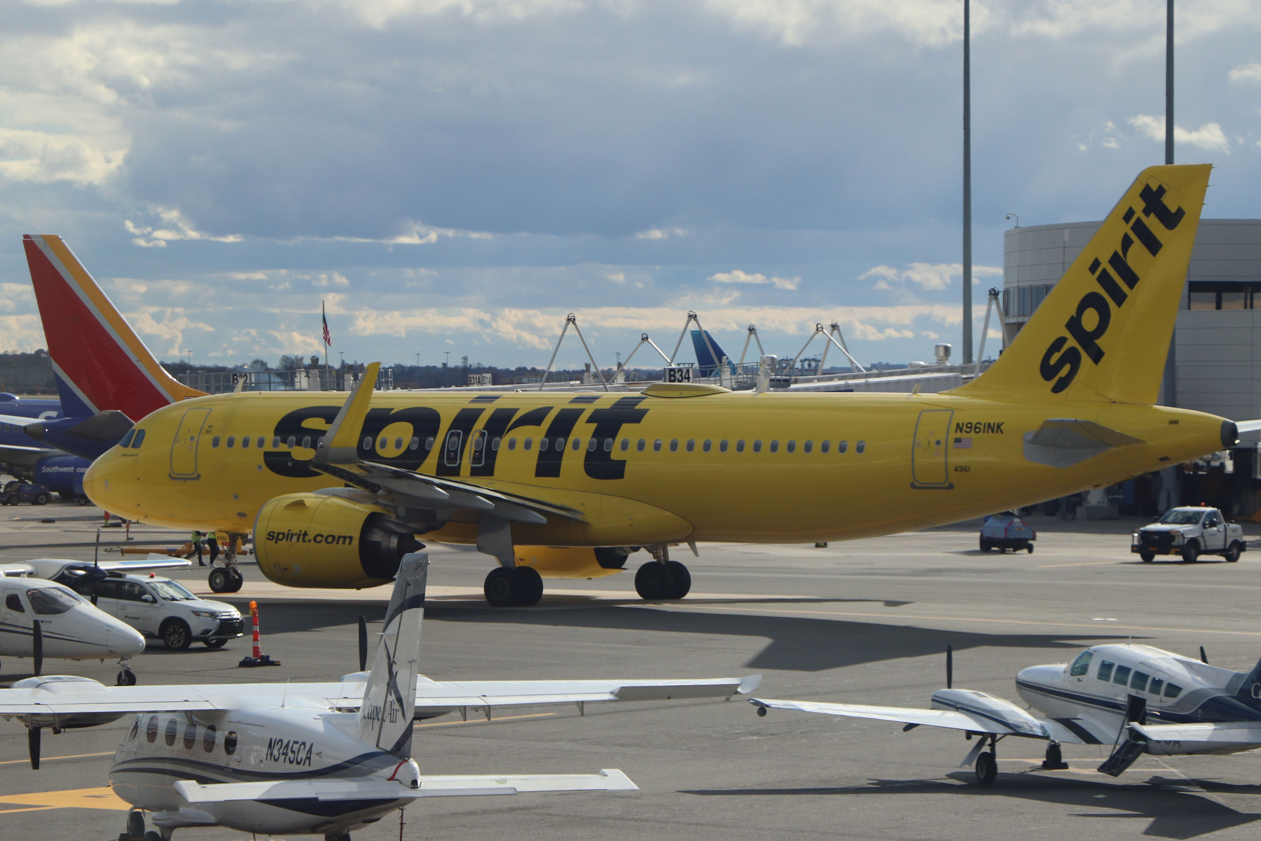 Spirit Airlines once again considers a merger with Frontier