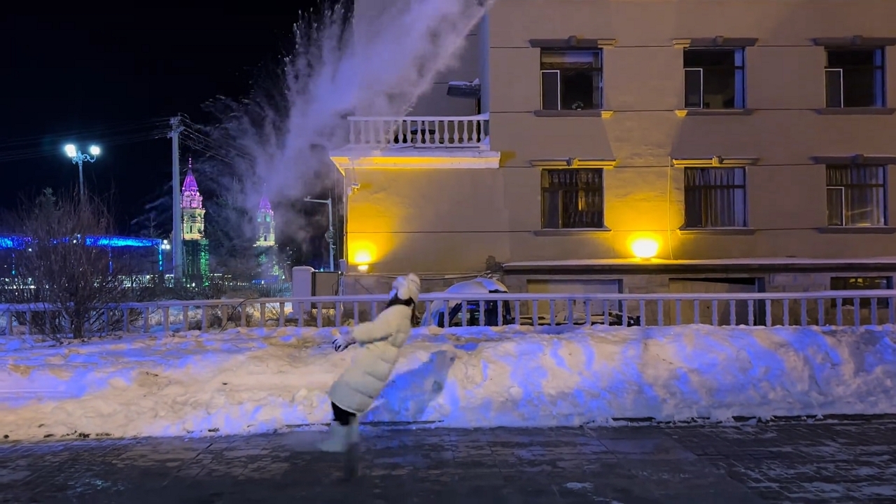 Woman slips while playing with snow in Guangxi, China