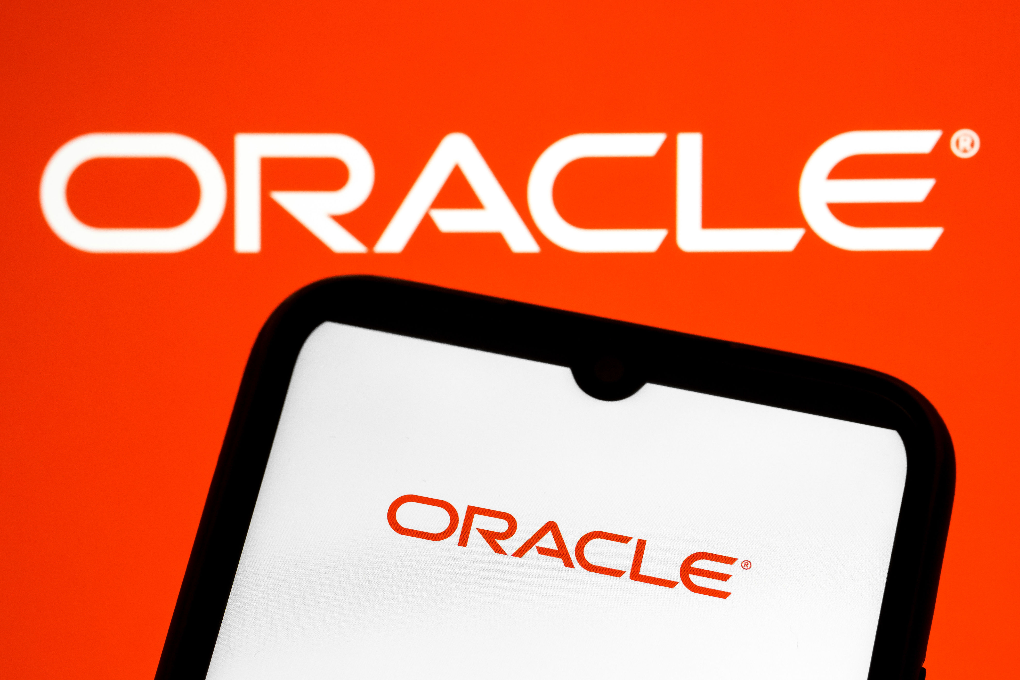 Oracle stock sinks as reported AI data center snag puts rising debt in ...