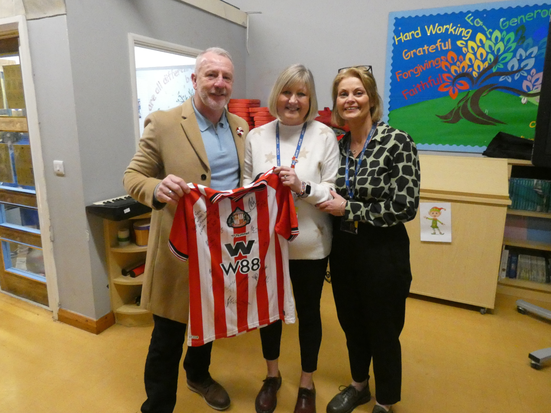 Retiring school member of staff thrilled after visit from SAFC legend ...