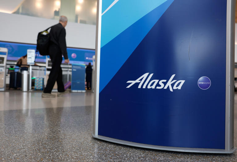 Alaska man charged after trying to open plane door mid-air, feds say