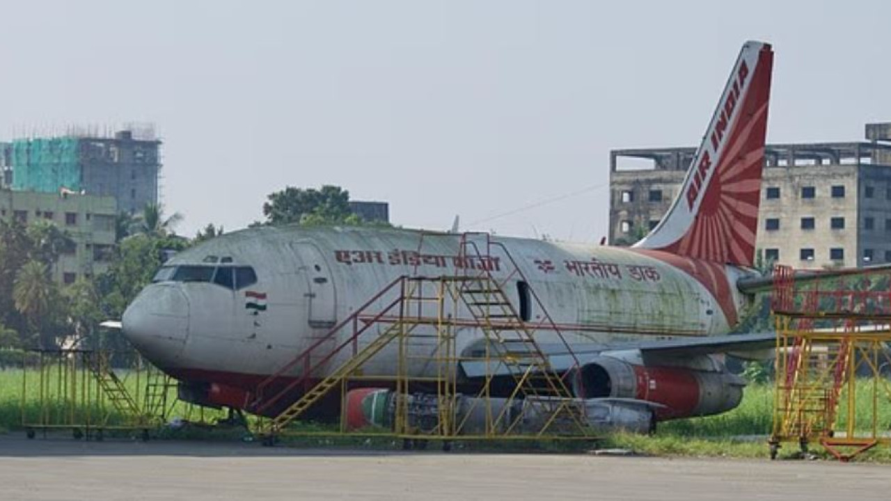 Το μυστήριο με το ξεχασμένο Boeing 737 που εμφανίστηκε «ως διά μαγείας ...
