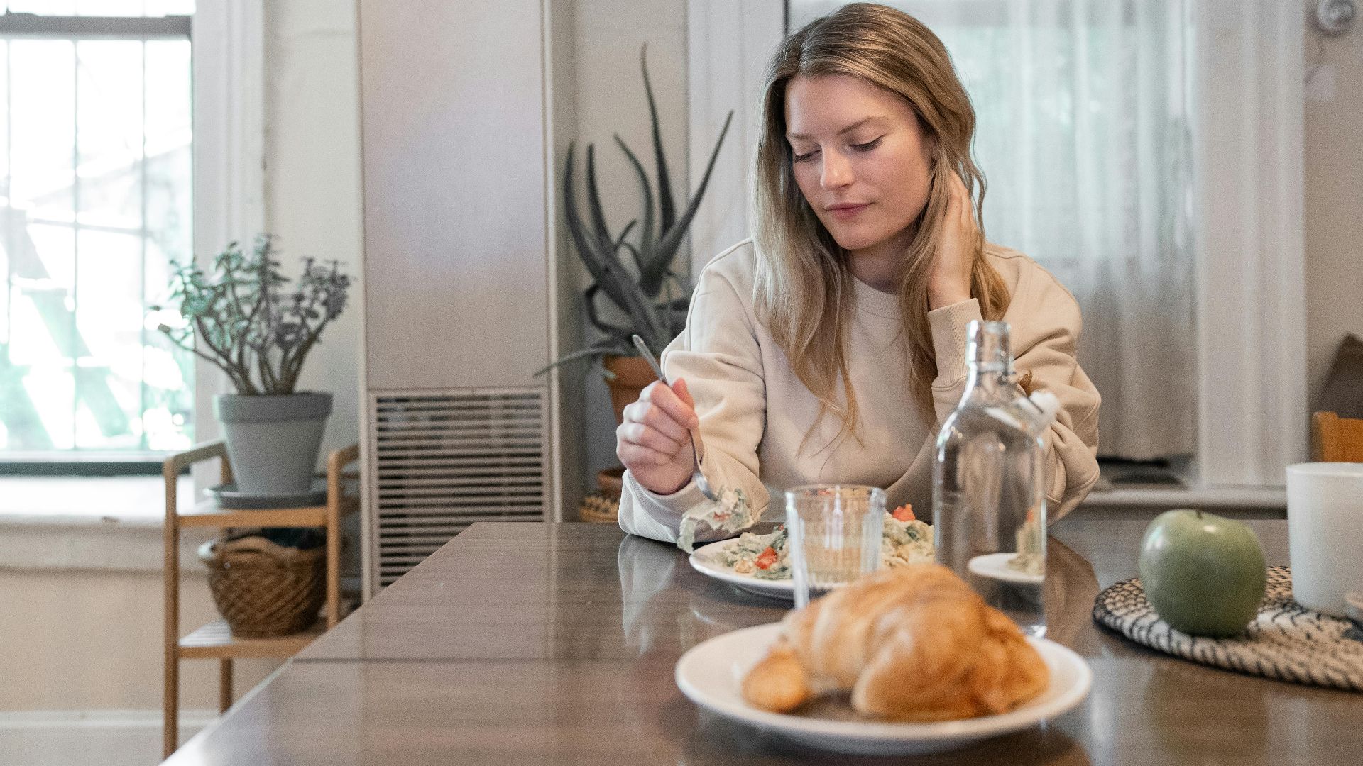 Do you need to stop eating late at night? Here’s what studies are saying