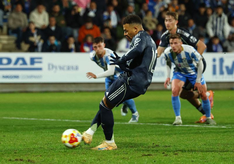 Soccer-Mbappe edges closer to Ronaldo record as Real survive Copa del ...