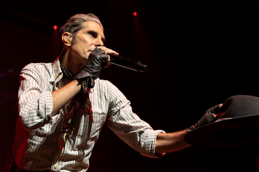 Perry Farrell apologizes to Jane's Addiction band members over onstage ...