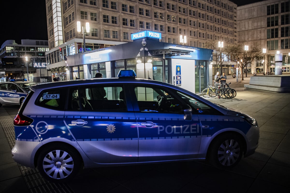 18-Jähriger attackiert Passanten am Alex mit Elektroschocker