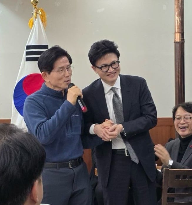 Kim Moon-soo labels Han 'party treasure' amid discipline