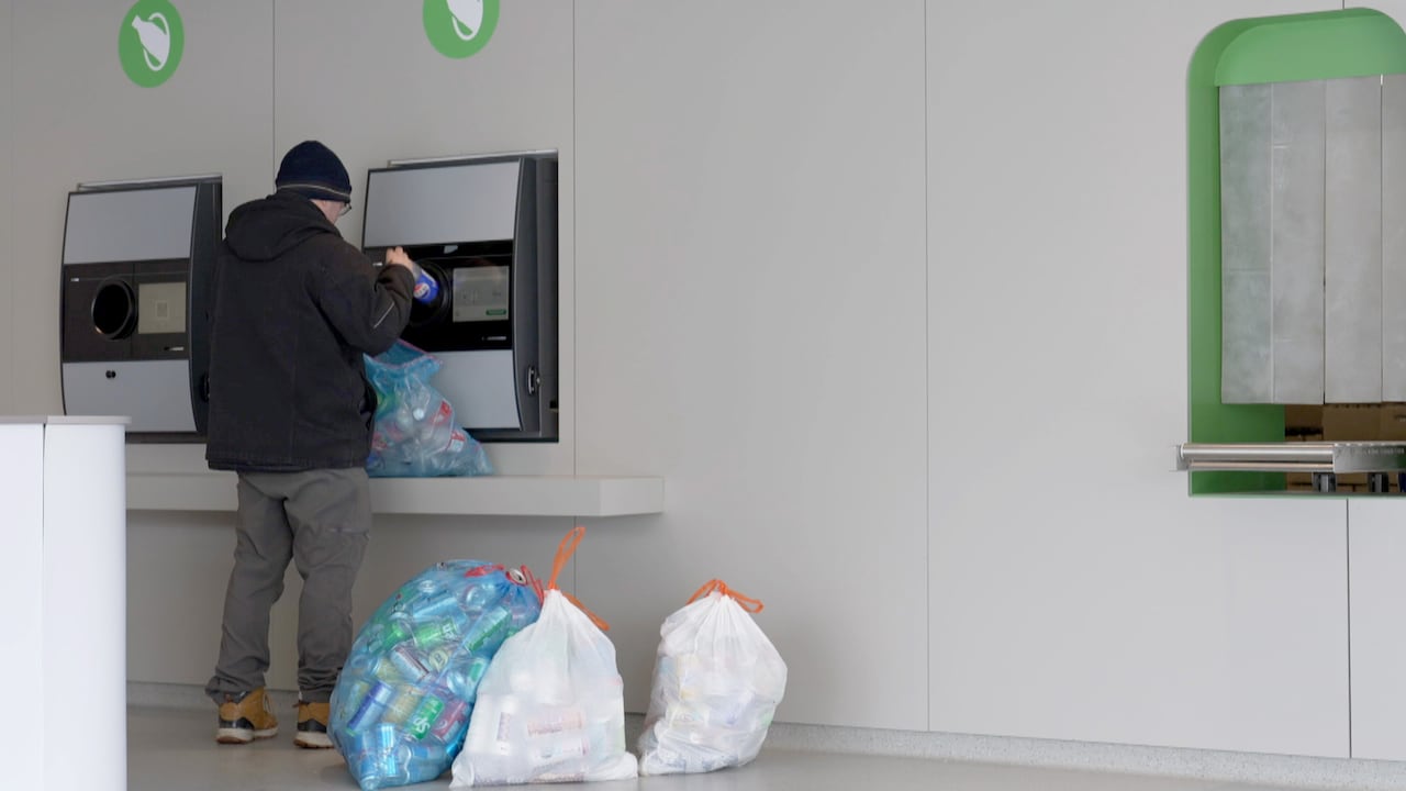 Ontarians crossing into Quebec to collect bottle and can return deposits