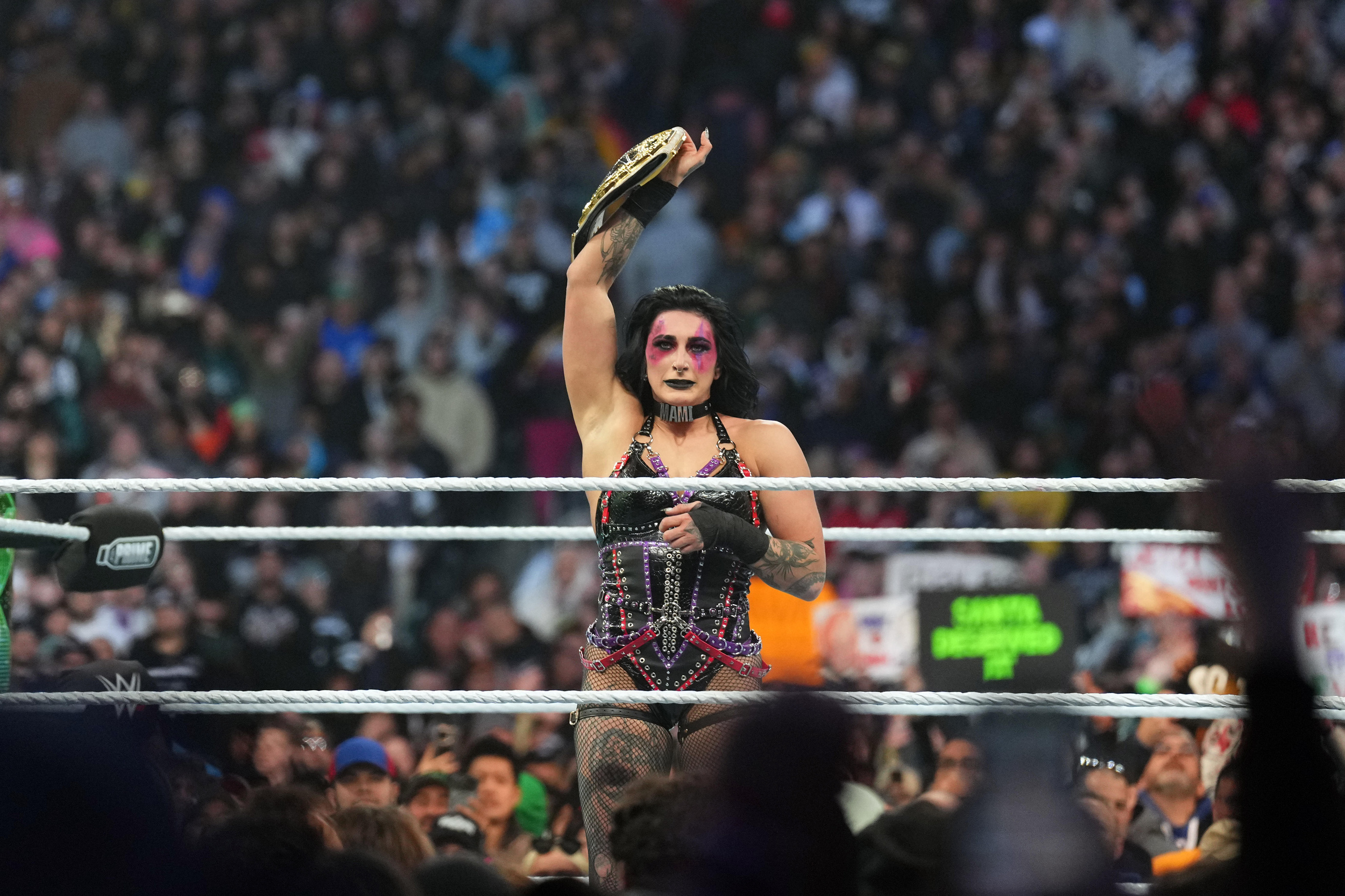 Preview: WWE Raw (12/22/25) Happy Holidays special