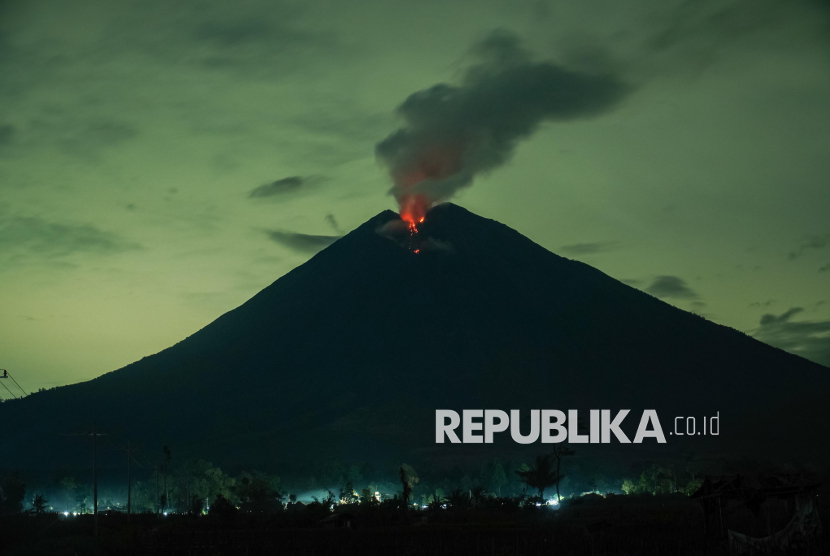 Gunung Semeru tiga kali erupsi, tinggi letusan capai 1 km