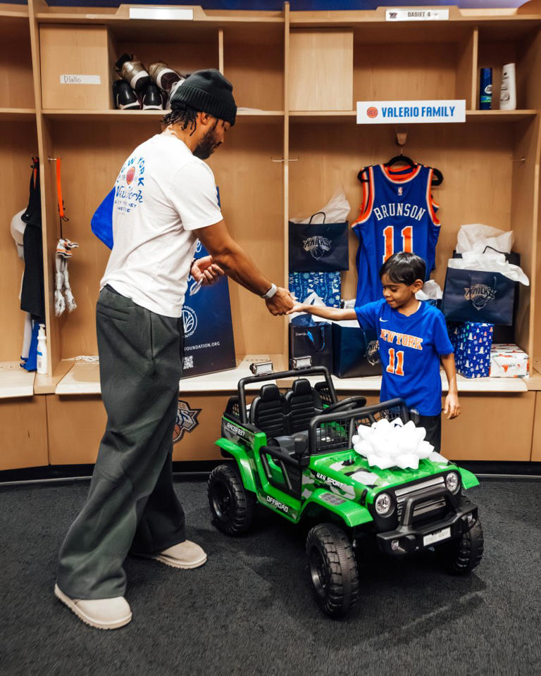 Watch Knicks star Jalen Brunson surprise families with holiday gifts