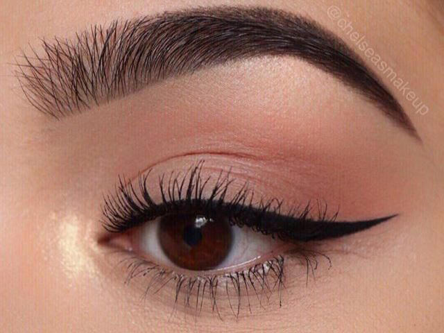 7 Gaya Graphic Eyeliner yang Bisa Kamu Coba