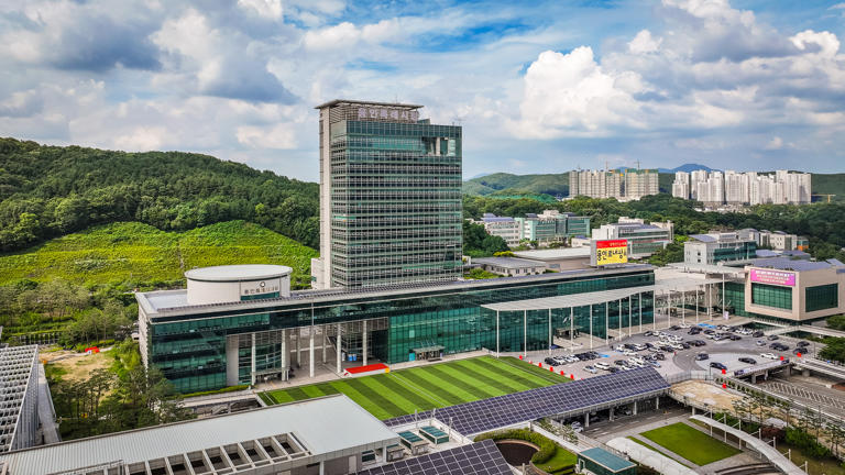 Three man weave: Cincinnati rolls past Alabama State in Jizzle James ...