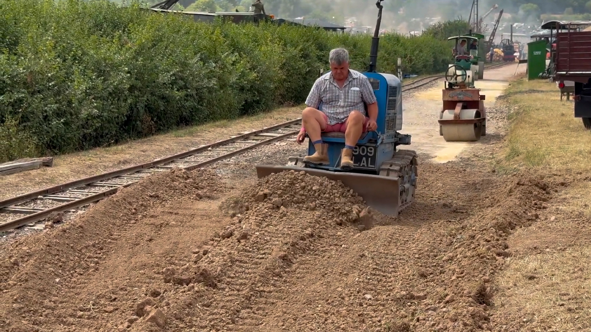 De kleinste bulldozer ter wereld in actie
