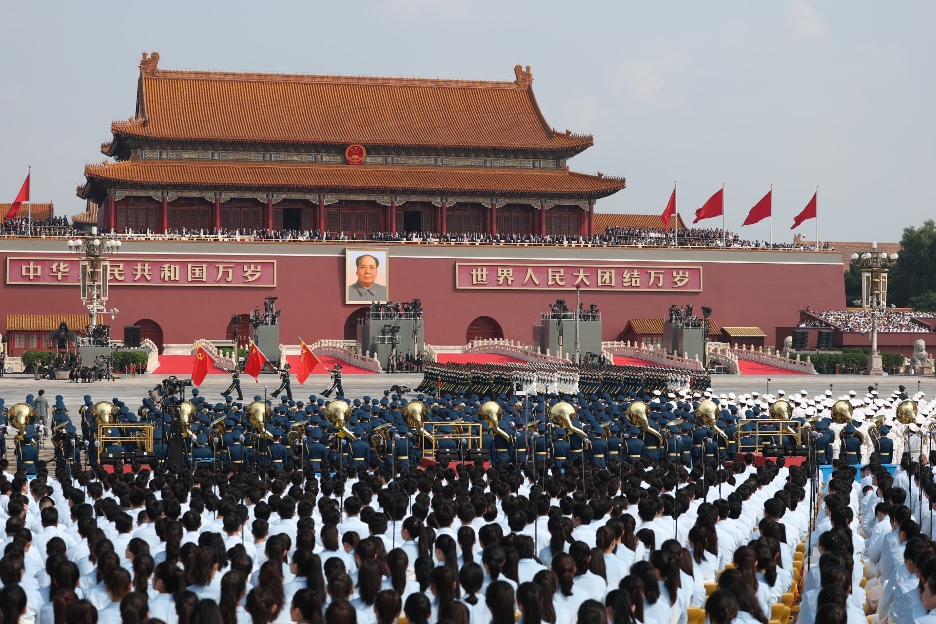 Poetin verzoekt China dringend om geld, goederen en steun