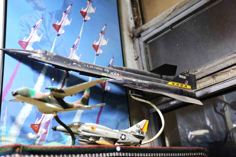 Çocukluk hayali pilotluktu, 60 yıldır 300’e yakın uçak maketi topladı