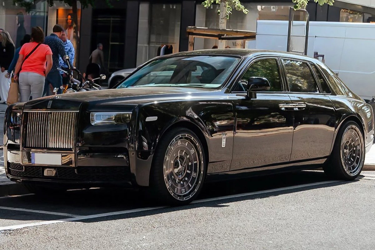 The brake cooling gamble: Why the Rolex inspired rims on this Phantom ...