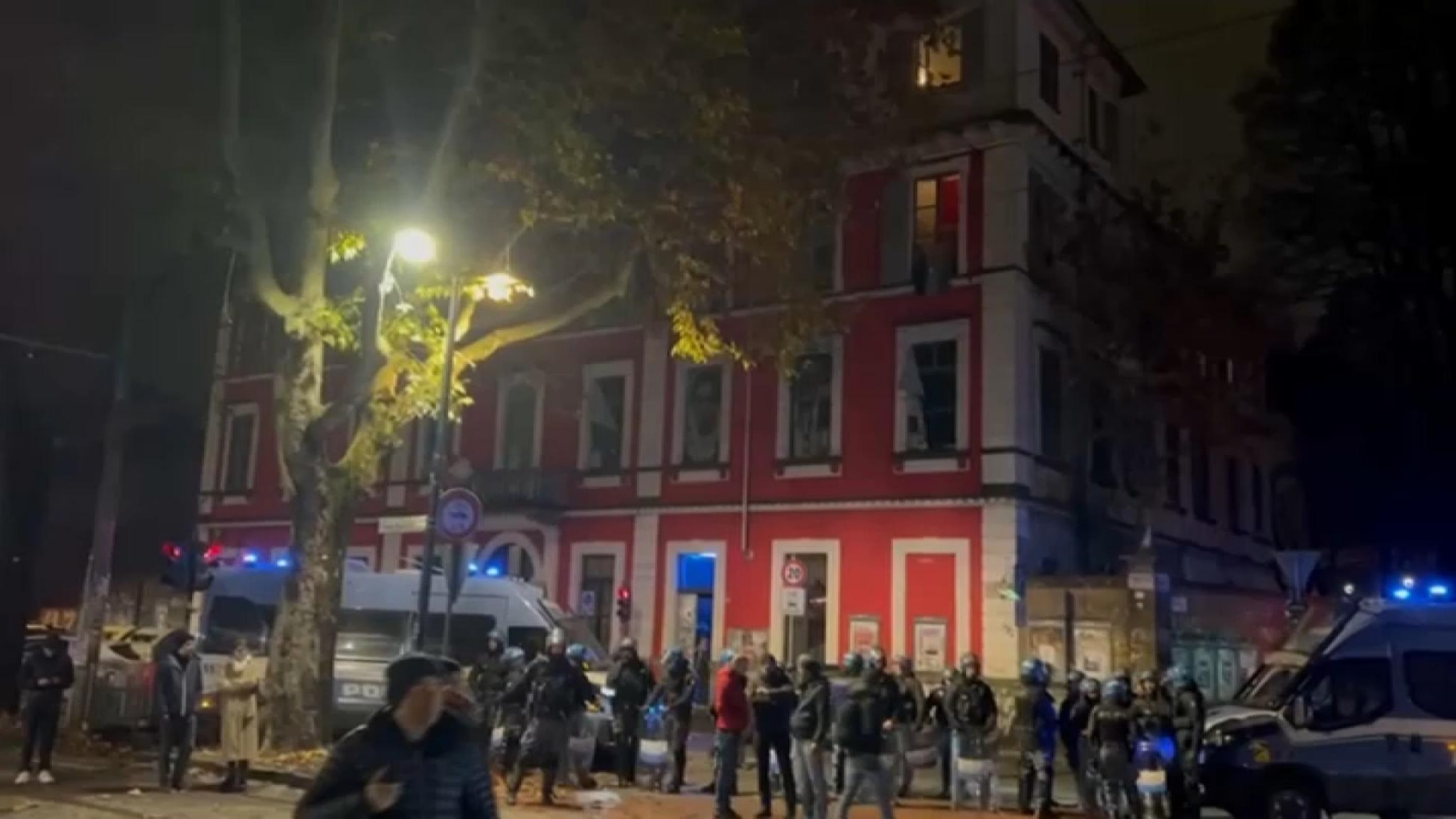 Blitz della Digos nel centro sociale Askatasuna di Torino: le immagini
